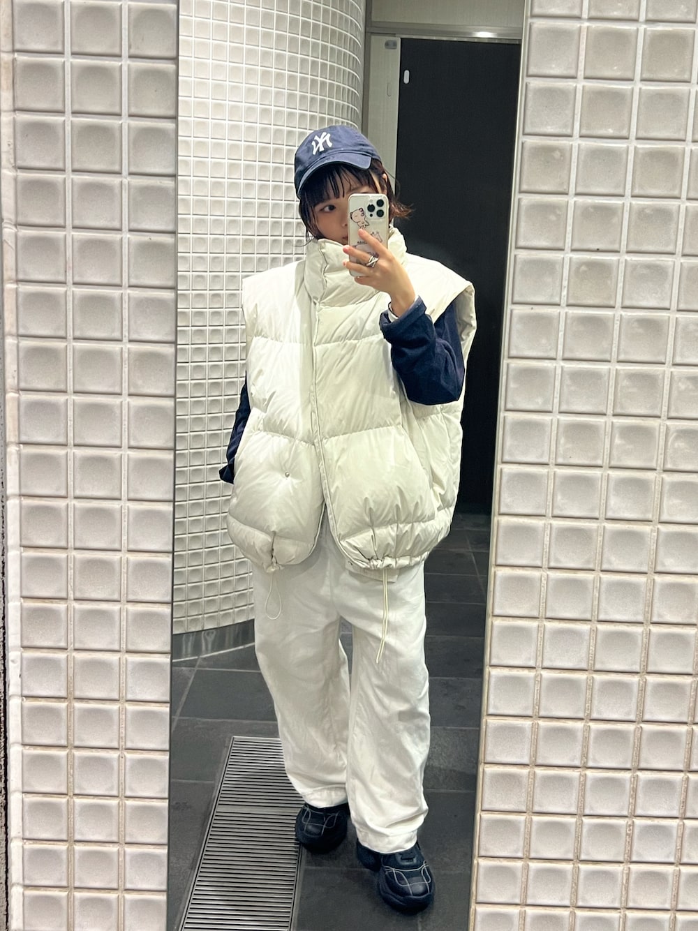 AIRI｜EMODAのダウンベストを使ったコーディネート - WEAR