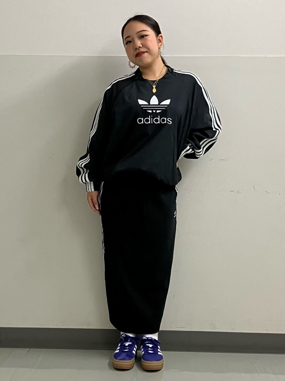 Adilenium シーズン2 クルーネックスウェット（ジェンダーニュートラル）、ニットスカート、ガゼルボールド / Gazelle Boldのアディダスコーデ【アディダス公式】