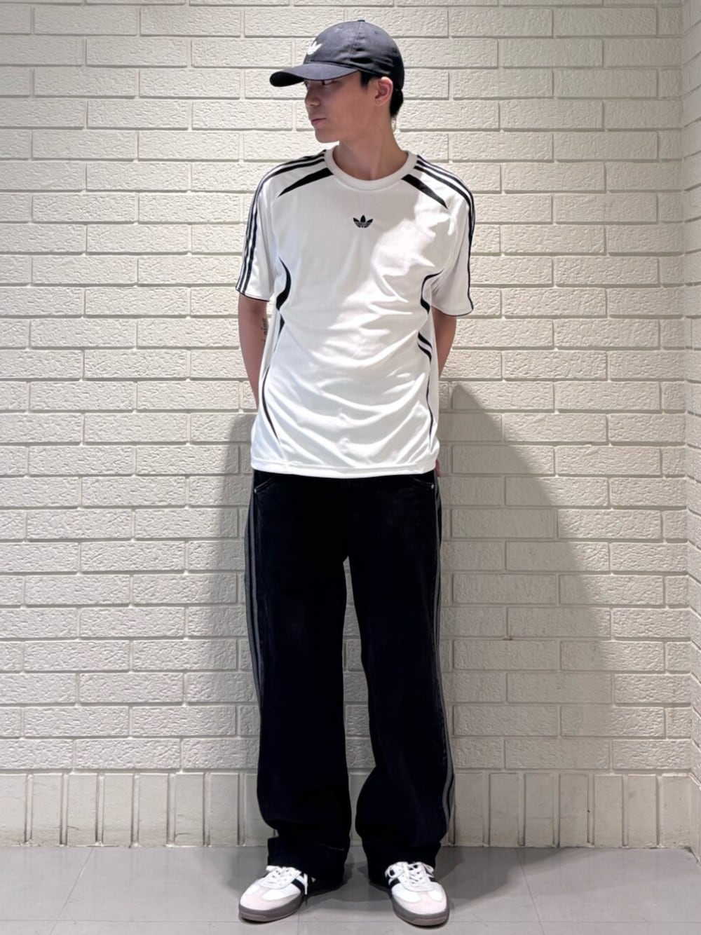 アディカラー デニム ファイヤーバードパンツ、プイグ サンバ / Puig Samba、アディカラー チームガイスト 半袖Tシャツのアディダスコーデ【アディダス公式】