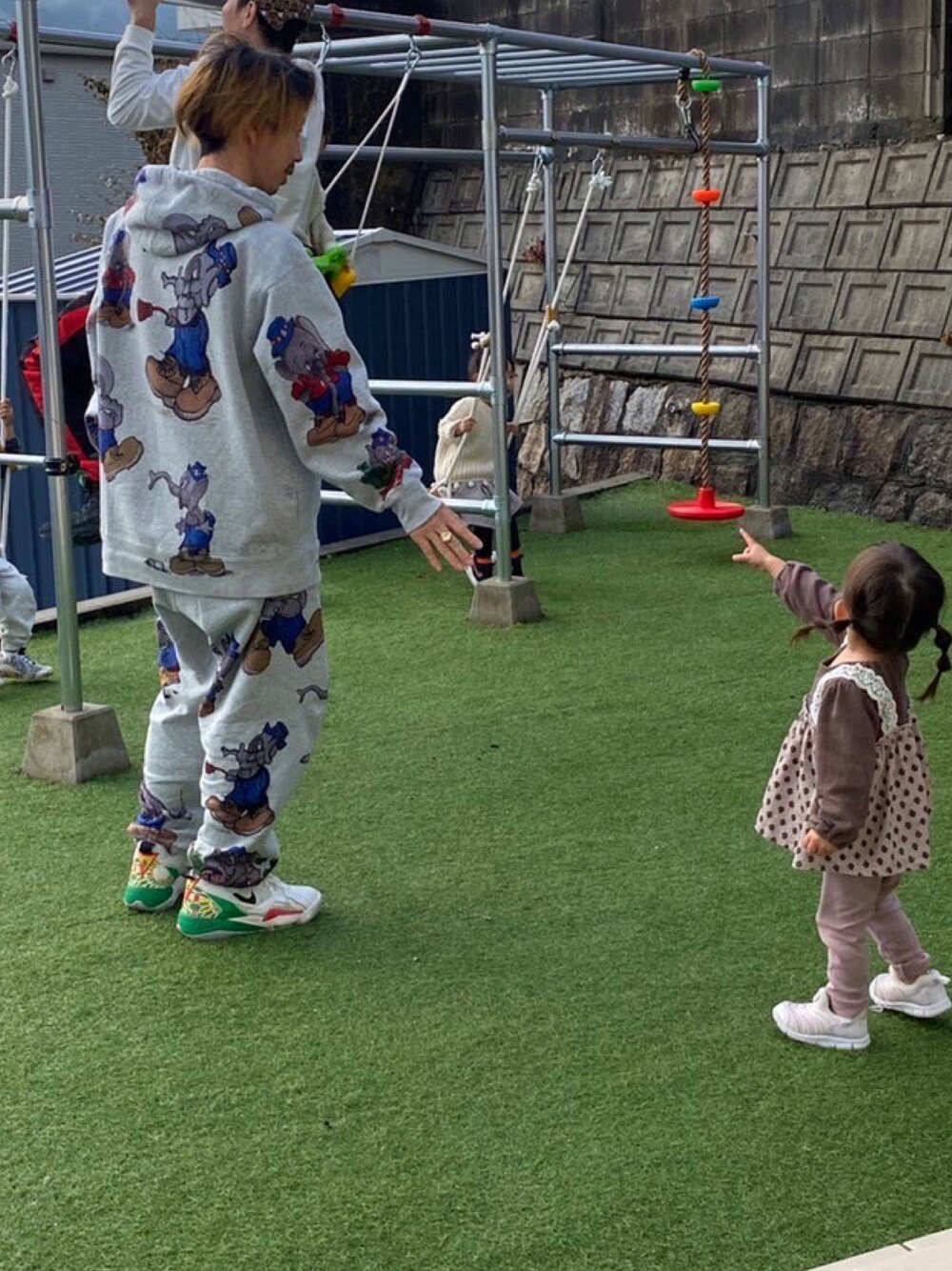 tick.one｜Supreme のスウェットパンツを使ったコーディネート - WEAR