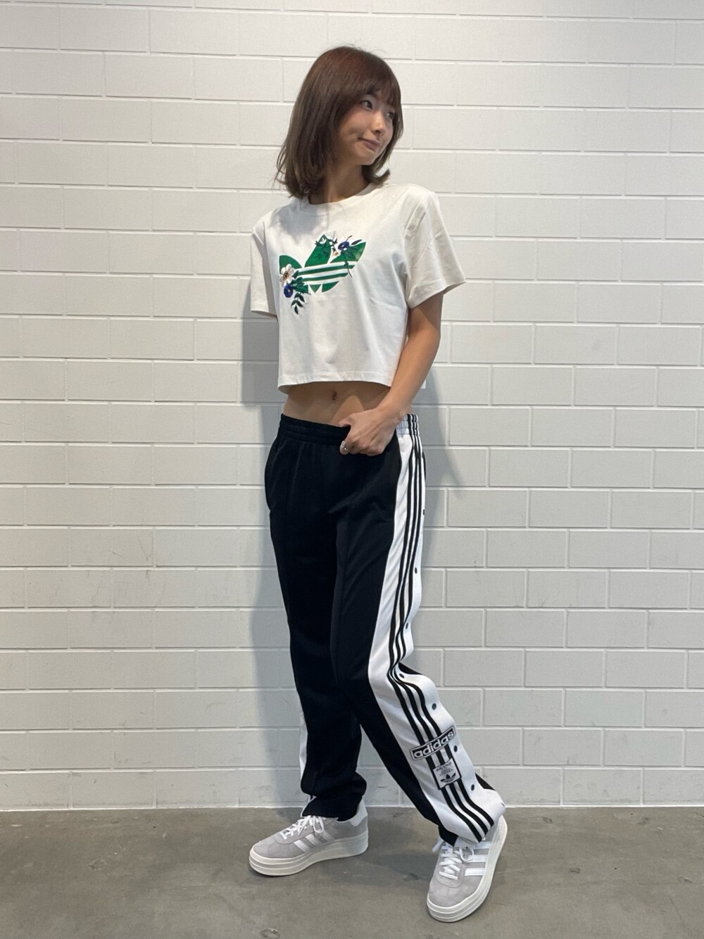 ファッション グラフィック フローラル トレフォイル Tシャツ、アディブレイク パンツのアディダスコーデ【アディダス公式】