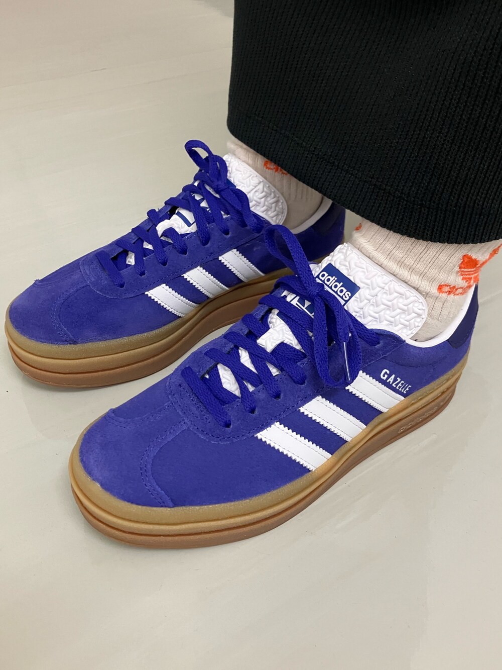 Adilenium シーズン2 クルーネックスウェット（ジェンダーニュートラル）、ニットスカート、ガゼルボールド / Gazelle Boldのアディダスコーデ【アディダス公式】