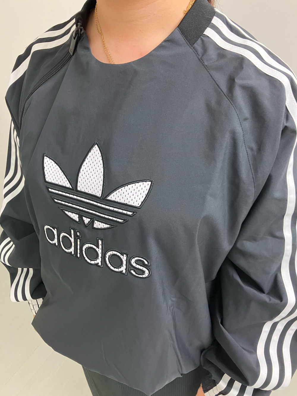 Adilenium シーズン2 クルーネックスウェット（ジェンダーニュートラル）、ニットスカート、ガゼルボールド / Gazelle Boldのアディダスコーデ【アディダス公式】