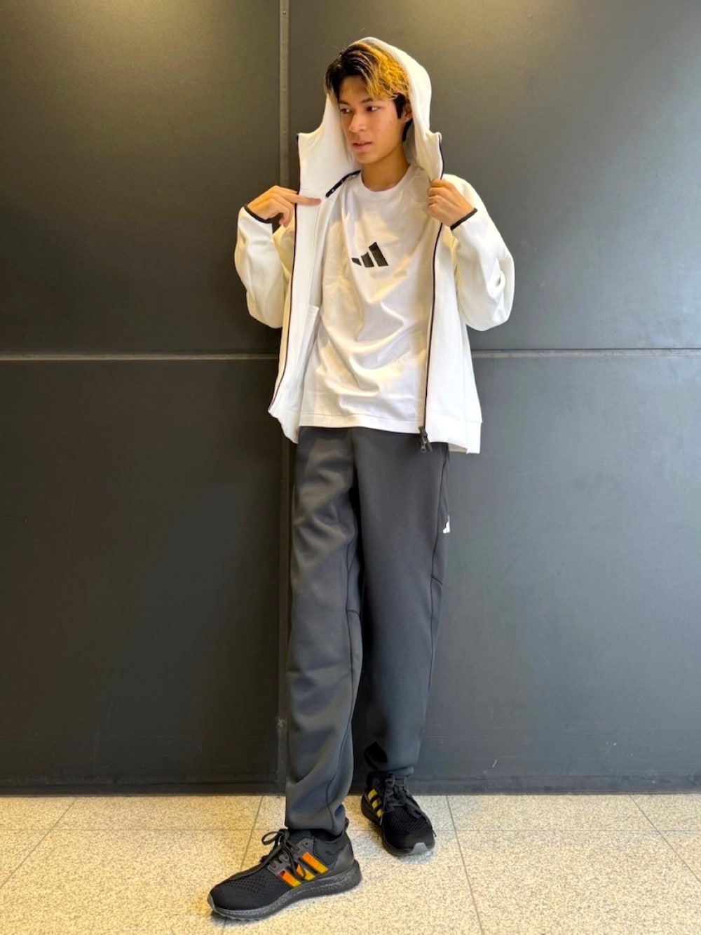 Z.N.E. JAPAN レギュラーフィット フルレングスパンツ、adidas Z.N.E. Tシャツ、Z.N.E. JAPAN レギュラーフィット フルジップフーディーのアディダスコーデ ...