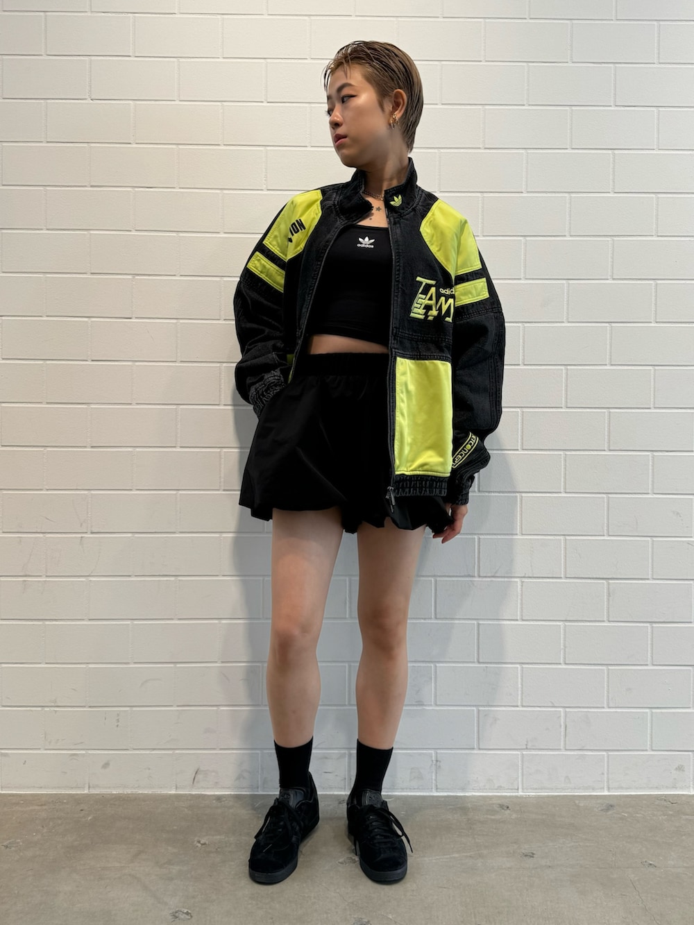 アディカラー スリーストライプス クロップトップ、Adilenium シーズン 2 モトデニムジャケット、オリジナルス ガゼル [GAZELLE]のアディダスコーデ【アディダス公式】