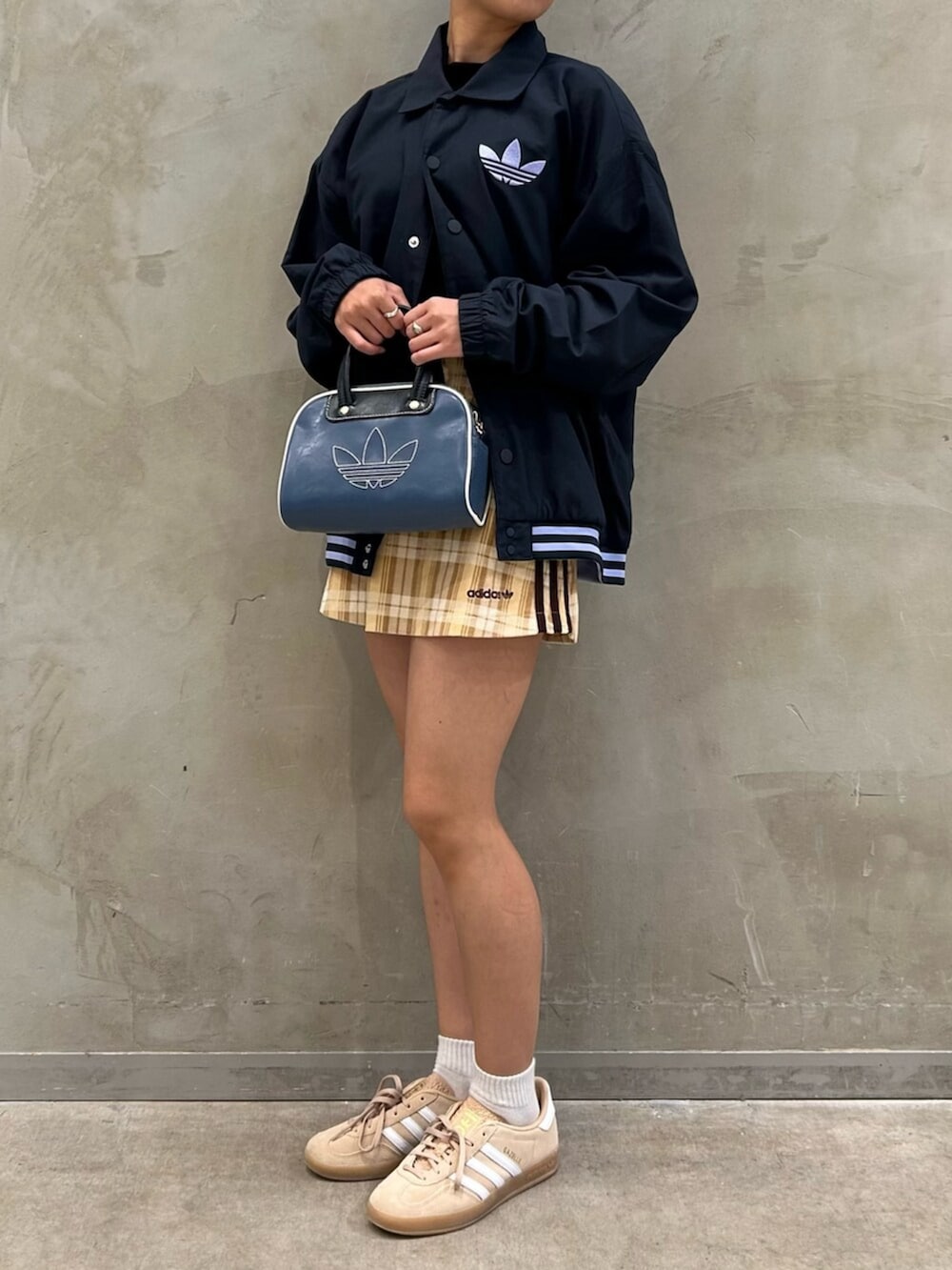 コーデュロイ タータンスカート、コーチジャケット（ジェンダーニュートラル）、ミニ ボウリングバッグのアディダスコーデ【アディダス公式】