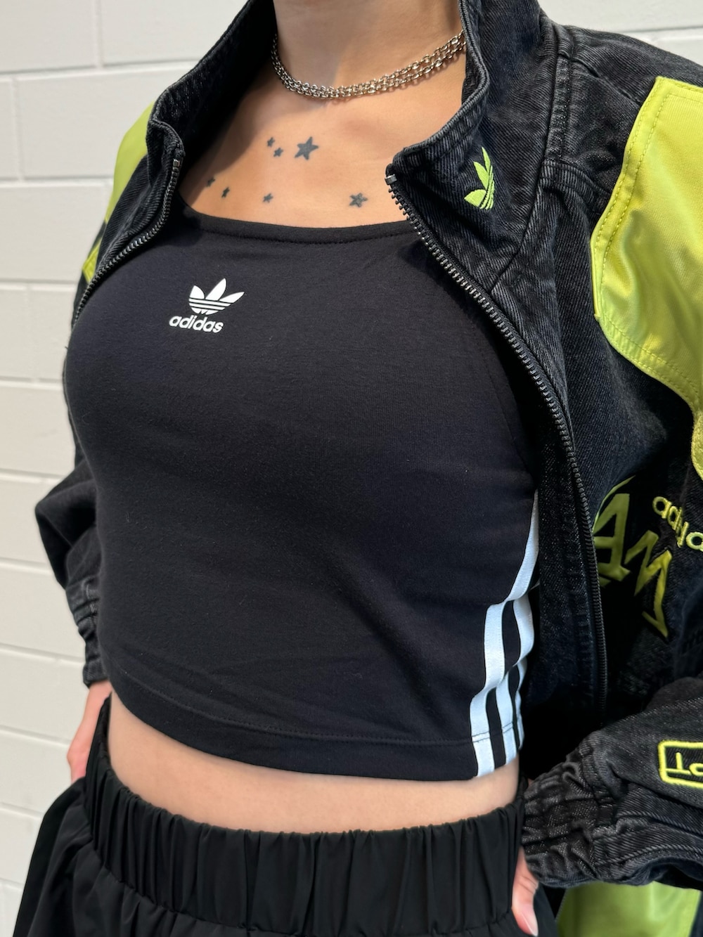 アディカラー スリーストライプス クロップトップ、Adilenium シーズン 2 モトデニムジャケット、オリジナルス ガゼル [GAZELLE]のアディダスコーデ【アディダス公式】