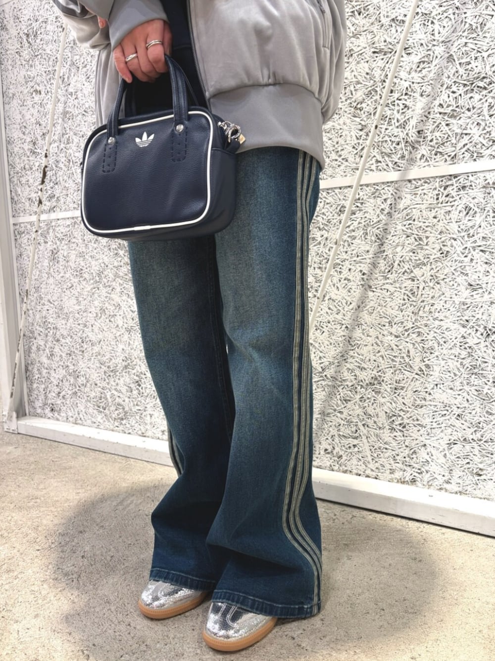 ウォッシュド フレア パンツ、アディカラー XS バッグ、サンバ OG / SAMBA OG、FB TT ベロア トラックトップ（ジャージ）の ...