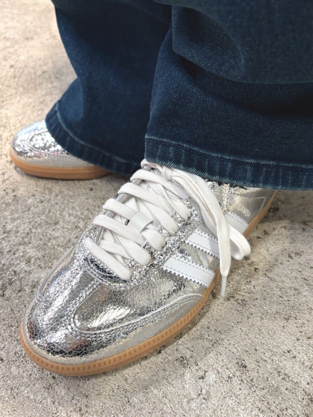 ウォッシュド フレア パンツ、アディカラー XS バッグ、サンバ OG / SAMBA OG、FB TT ベロア トラックトップ（ジャージ）の ...