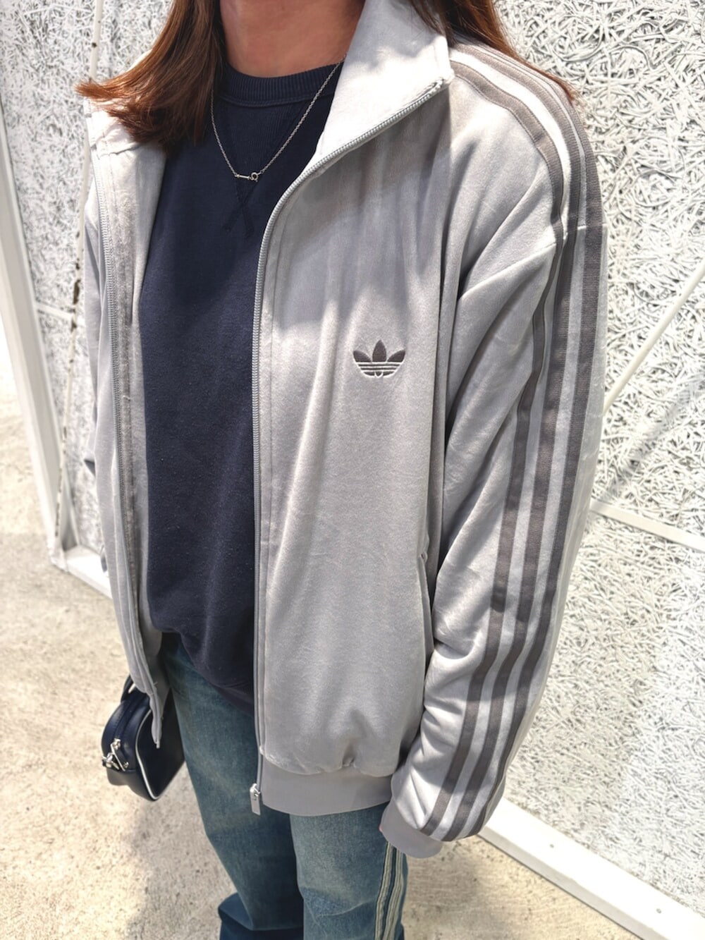 ウォッシュド フレア パンツ、アディカラー XS バッグ、サンバ OG / SAMBA OG、FB TT ベロア トラックトップ（ジャージ）の ...