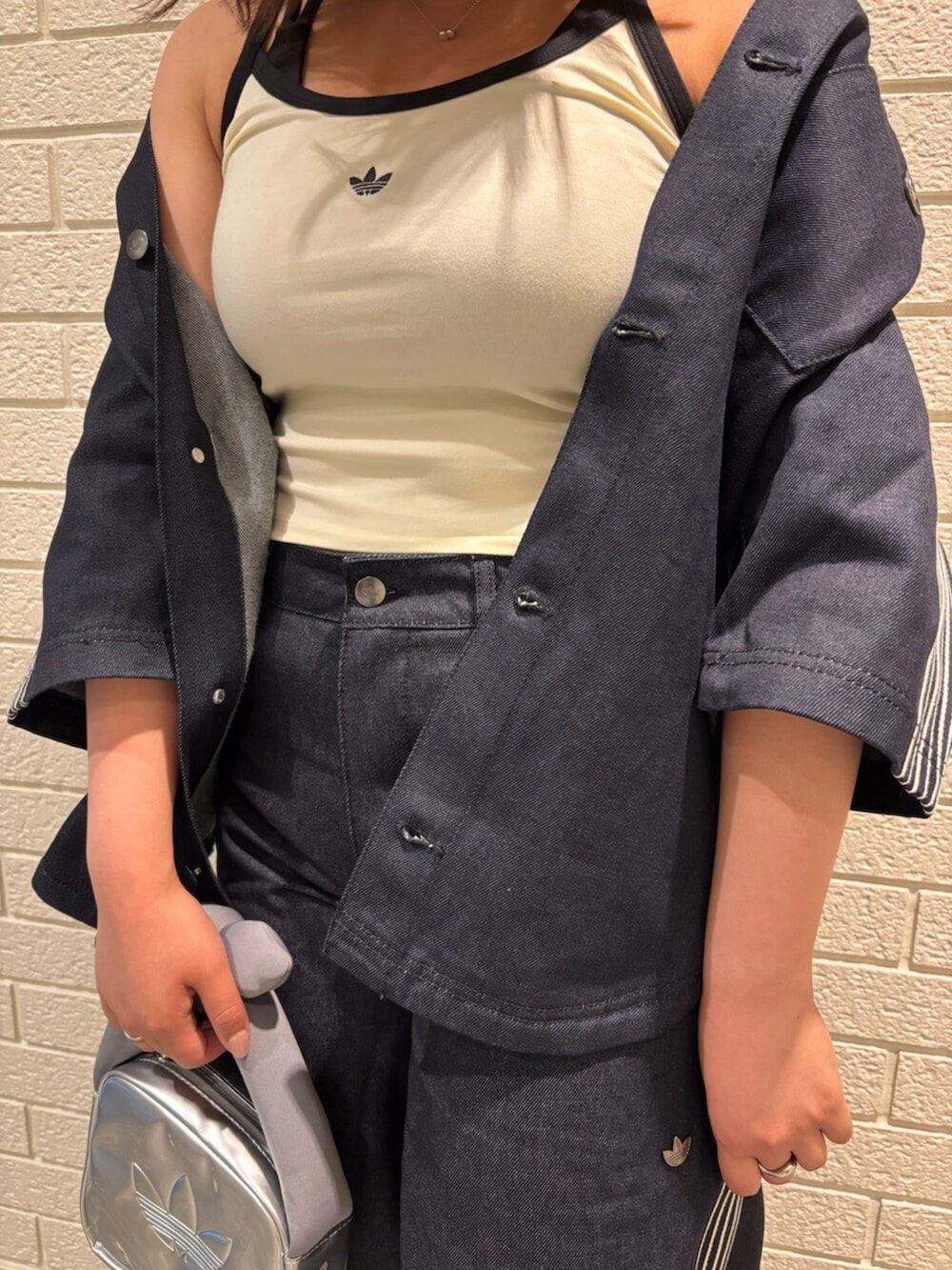 デニム半袖シャツ、デニムパンツ、カットアウト カリ半袖Tシャツ、テコンドー / Taekwondo、ミニ エアライナーバッグのアディダスコーデ ...