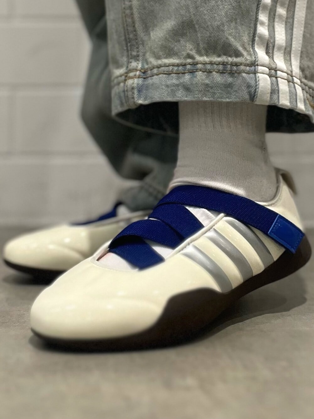 Adilenium シーズン3 ルーズフィット デニムパンツ、KNIT SST のアディダスコーデ【アディダス公式】