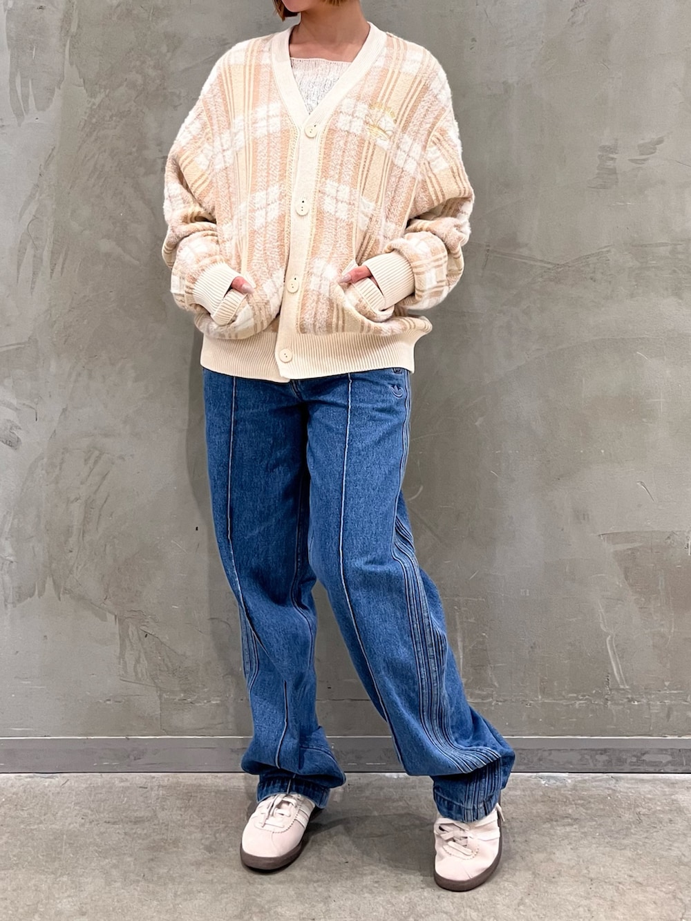 アディカラー ショートビーニー、Spo ニットカーディガン（ジェンダーニュートラル）、プレミアム エッセンシャルズ デニム ストレートレッグ ...