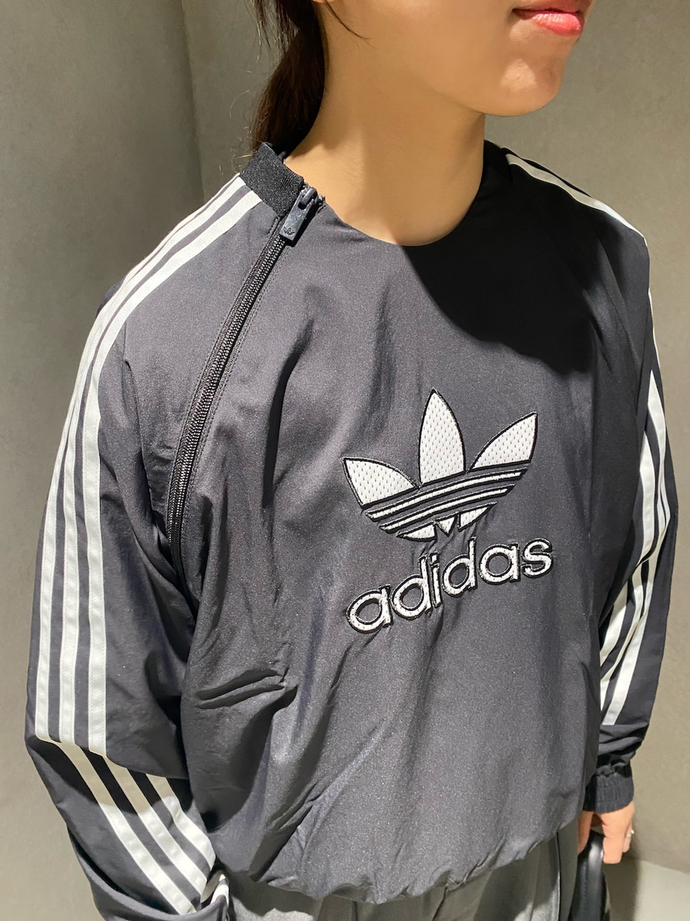 ガゼル / Gazelle、Adilenium シーズン2 クルーネックスウェット（ジェンダーニュートラル）、ポリウレタン アウトライン トレフォイル ショルダーバッグのアディダスコーデ ...