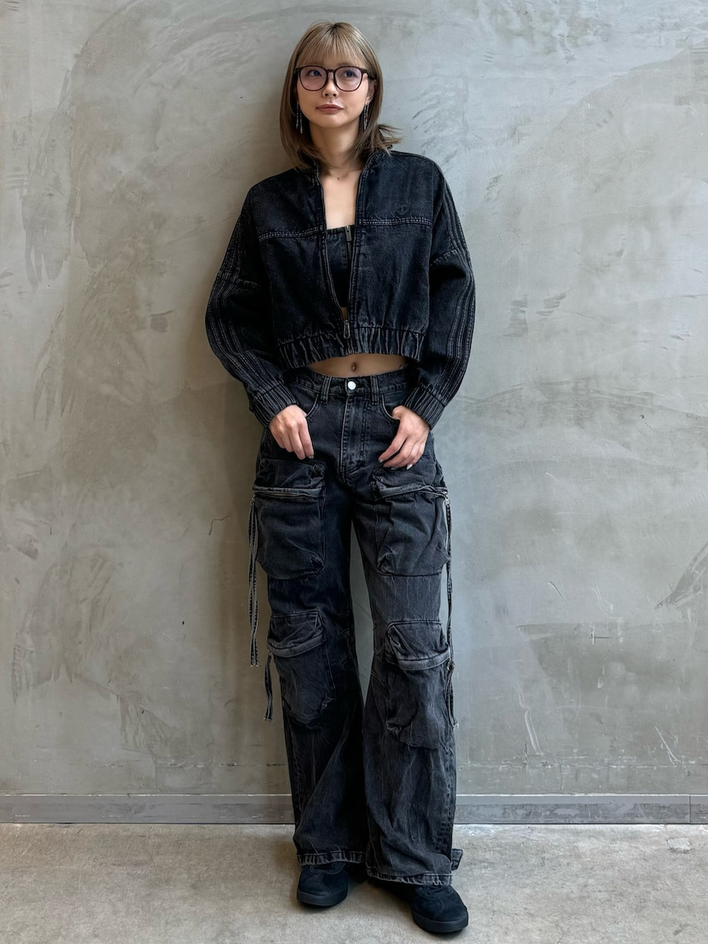 Adilenium シーズン2 ウォッシュドデニム チューブトップ、プレミアム エッセンシャルズ デニム トラックトップ、オリジナルス ガゼル [GAZELLE]のアディダスコーデ【アディダス公式】