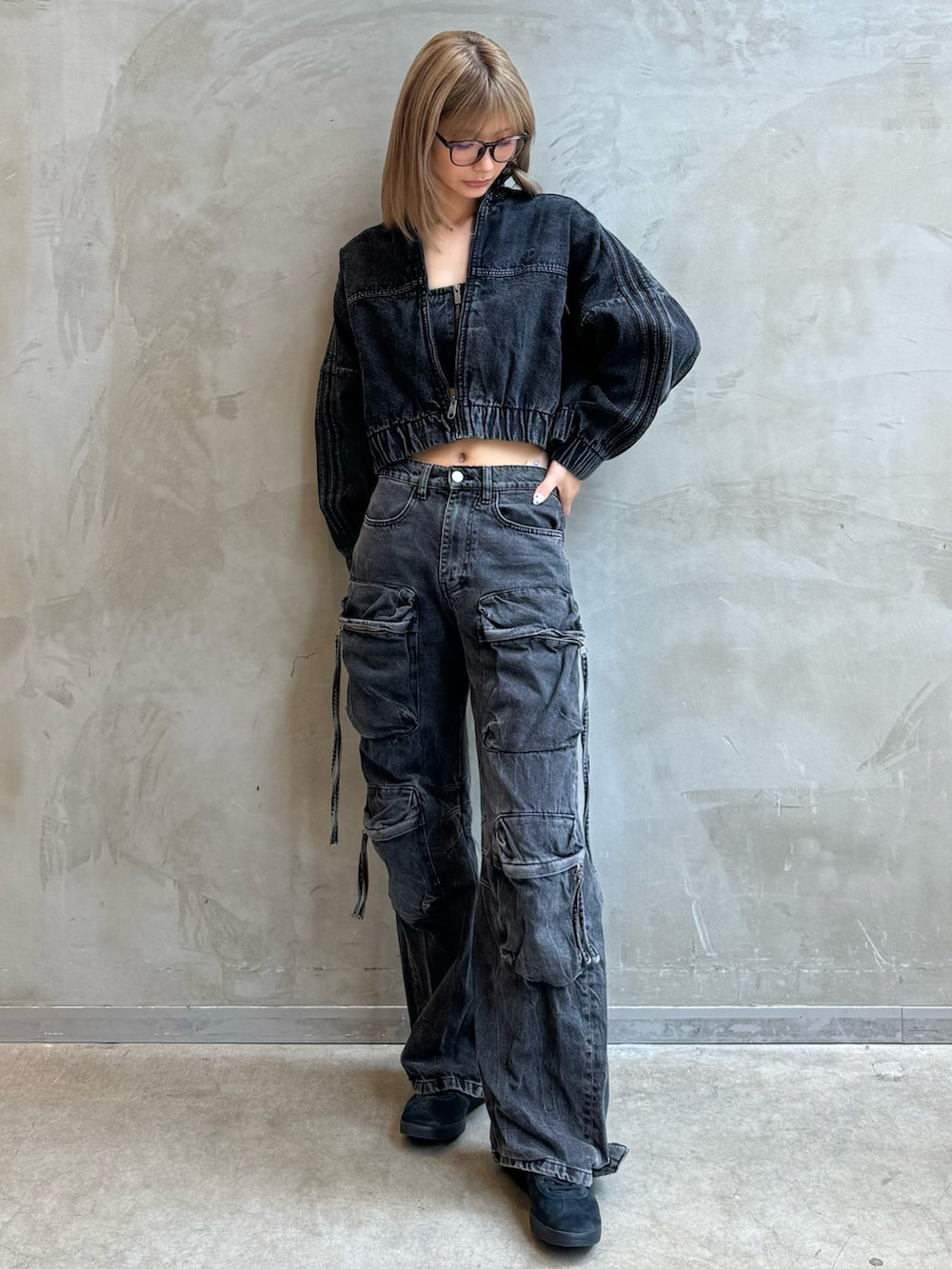 Adilenium シーズン2 ウォッシュドデニム チューブトップ、プレミアム エッセンシャルズ デニム トラックトップ、オリジナルス ガゼル [GAZELLE]のアディダスコーデ【アディダス公式】