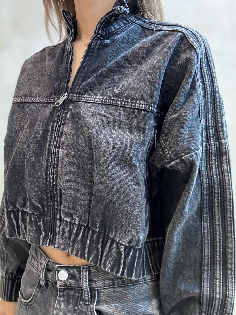 Adilenium シーズン2 ウォッシュドデニム チューブトップ、プレミアム エッセンシャルズ デニム トラックトップ、オリジナルス ガゼル [GAZELLE]のアディダスコーデ【アディダス公式】