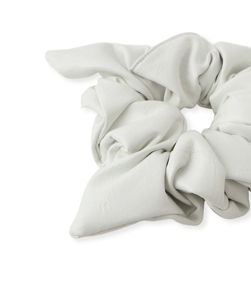ADAM ET ROPE'（アダムエロペ）の「【J'aDoRe限定】【heyep（ヘイップ）】Faux Leather Square Scrunchie- Small（シュシュ）」 - WEAR