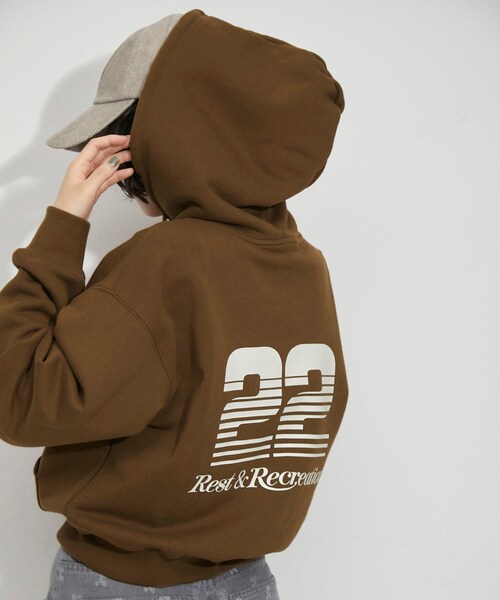 ADAM ET ROPE'（アダムエロペ）の「【Rest&Recreation】RR 22 LOGO CROPPED HOODIE（パーカー ...